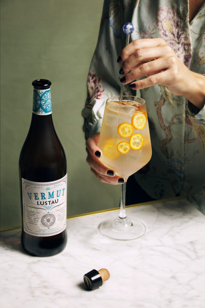 Cóctel vermut blanco tónica